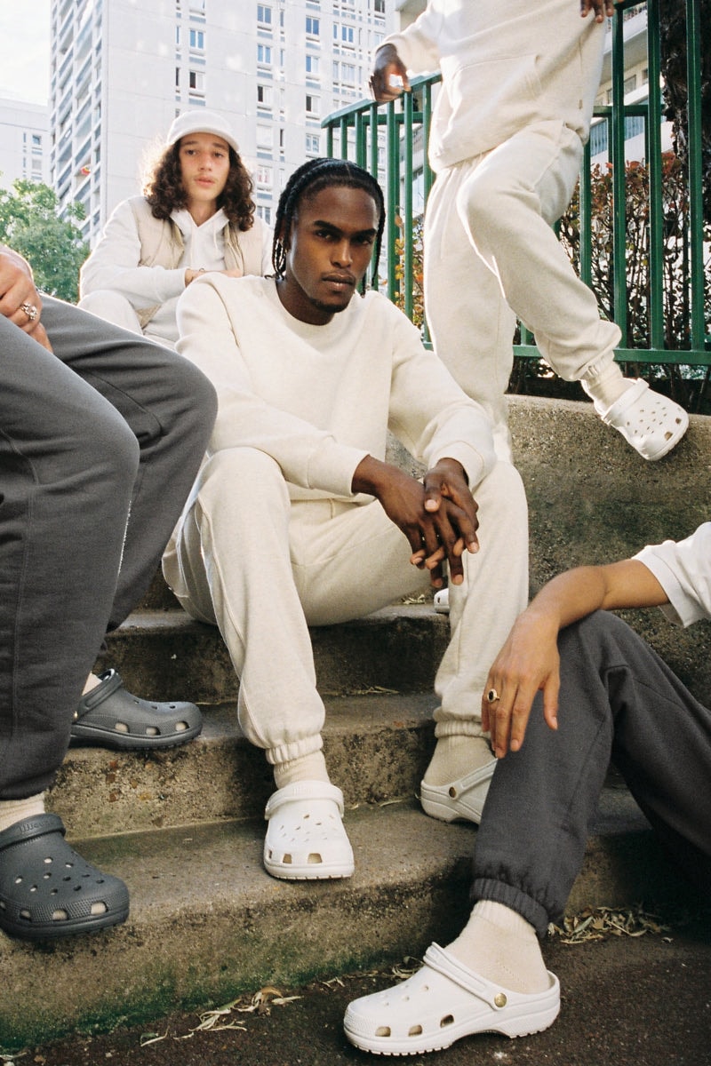 下一雙爆紅鞋款：開賣在即 JJJJound x Crocs 聯名 2 雙配色完整公開！ - POPBEE