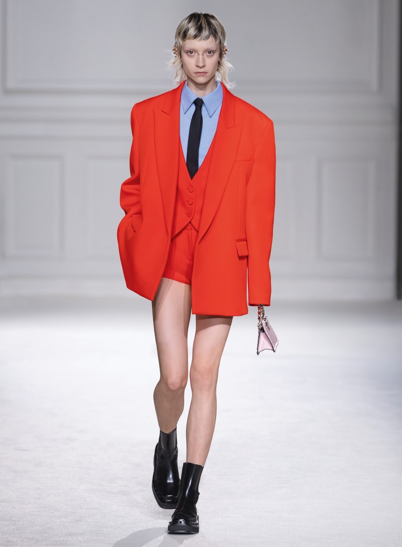 Valentino 2023 秋冬系列：打破「Black Tie」舊有規範，穿出不一樣的正裝 - POPBEE