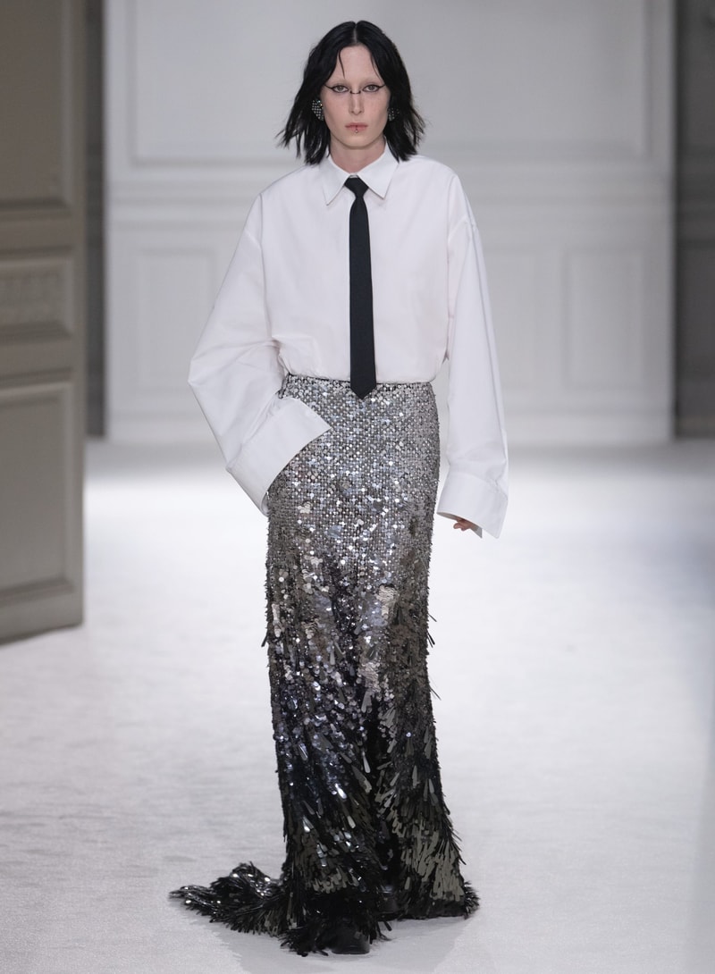 Valentino 2023 秋冬系列：打破「Black Tie」舊有規範，穿出不一樣的正裝 - POPBEE