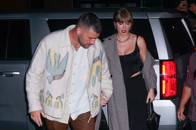 紳士舉動引起熱議：Taylor Swift 與新男友 Travis Kelce 終於公開曬恩愛！ - POPBEE