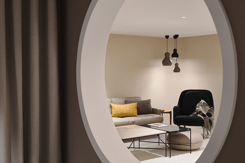 綠蔭下走入 Fritz Hansen，迷上丹麥百年品牌的絕美居家氛圍。 - POPBEE