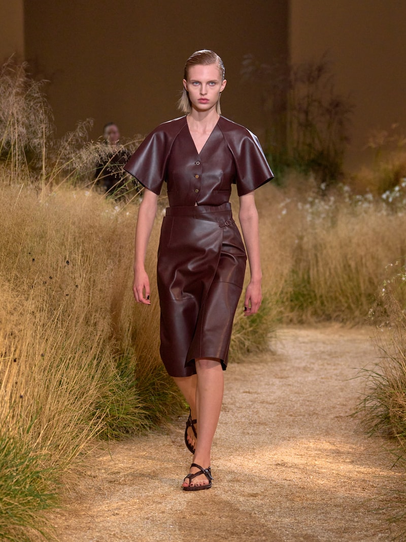 Hermès 2024 春夏大秀亮點：Quiet Luxury 低調時髦，比起橘更讓人愛上「皮革的顏色」！ - POPBEE