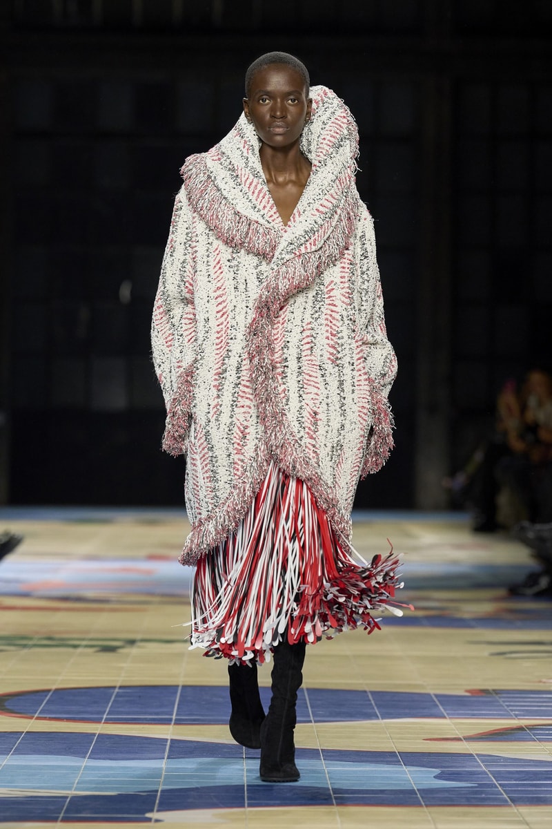 MFW：Matthieu Blazy 透過 SS24 時裝展帶你去一趟「Bottega Veneta 式」旅行 - POPBEE