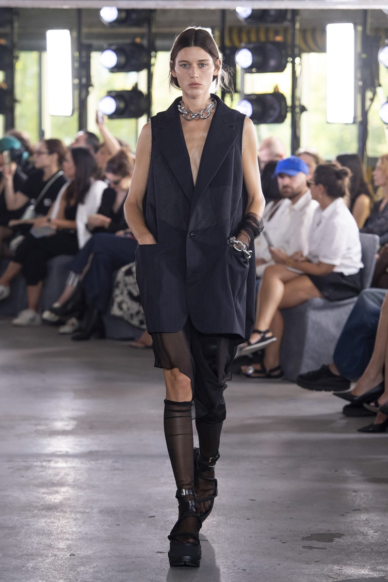 PFW：sacai 2023 春夏系列登場，一窺極簡深色調中藏的滿滿細節！ - POPBEE