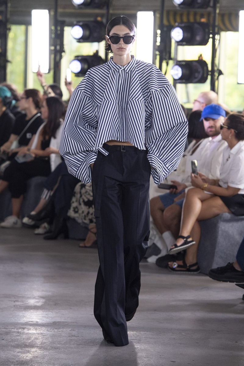 PFW：sacai 2023 春夏系列登場，一窺極簡深色調中藏的滿滿細節！ - POPBEE