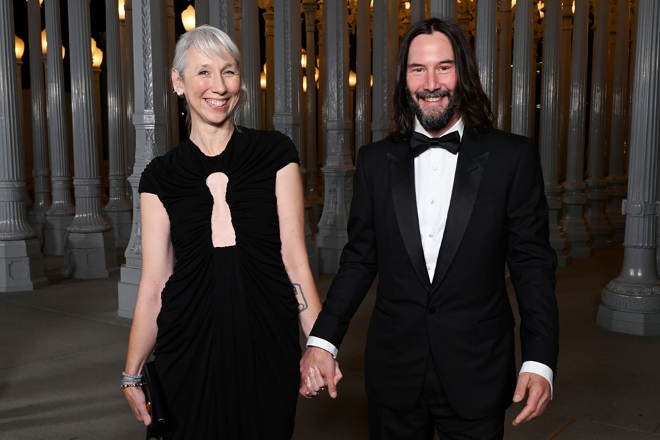 Keanu Reeves 與 Alexandra Grant 比紅毯鎂光燈還閃：踏進 LACMA Art+Film 宴會前，最真實的甜蜜互動！ - POPBEE
