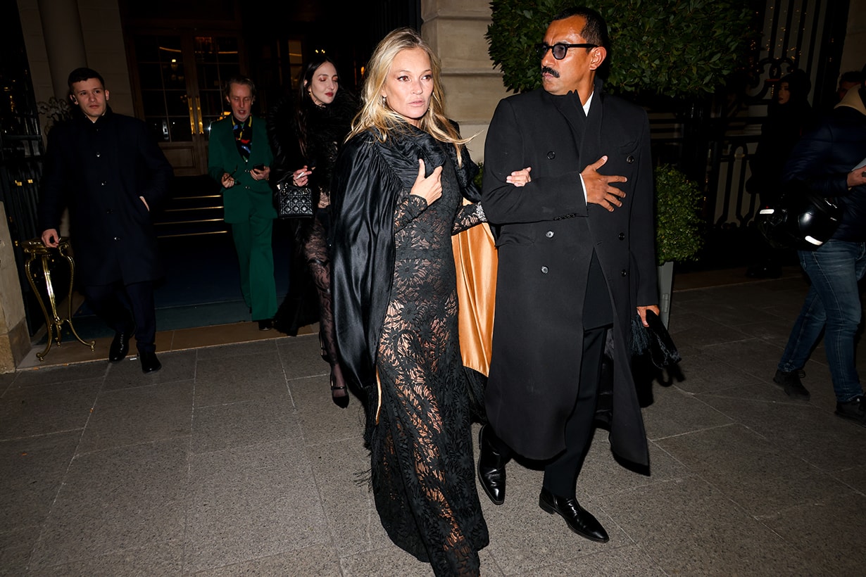 超模 Kate Moss 50 歲了：黑蕾絲洋裝 + 披肩，一身女人味出席生日宴！ - POPBEE