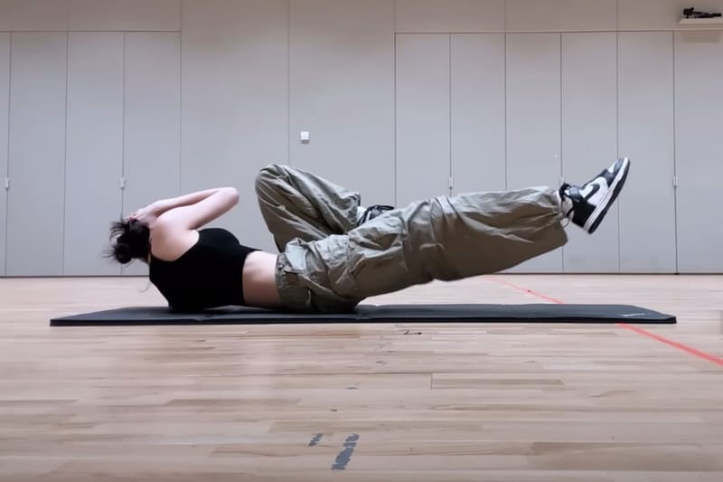 擁有女團 Idol 們的腹肌：偷偷筆記 LE SSERAFIM Kazuha 的 7 分鐘訓練菜單！ - POPBEE