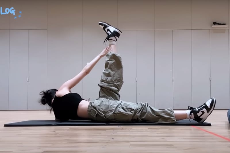 擁有女團 Idol 們的腹肌：偷偷筆記 LE SSERAFIM Kazuha 的 7 分鐘訓練菜單！ - POPBEE