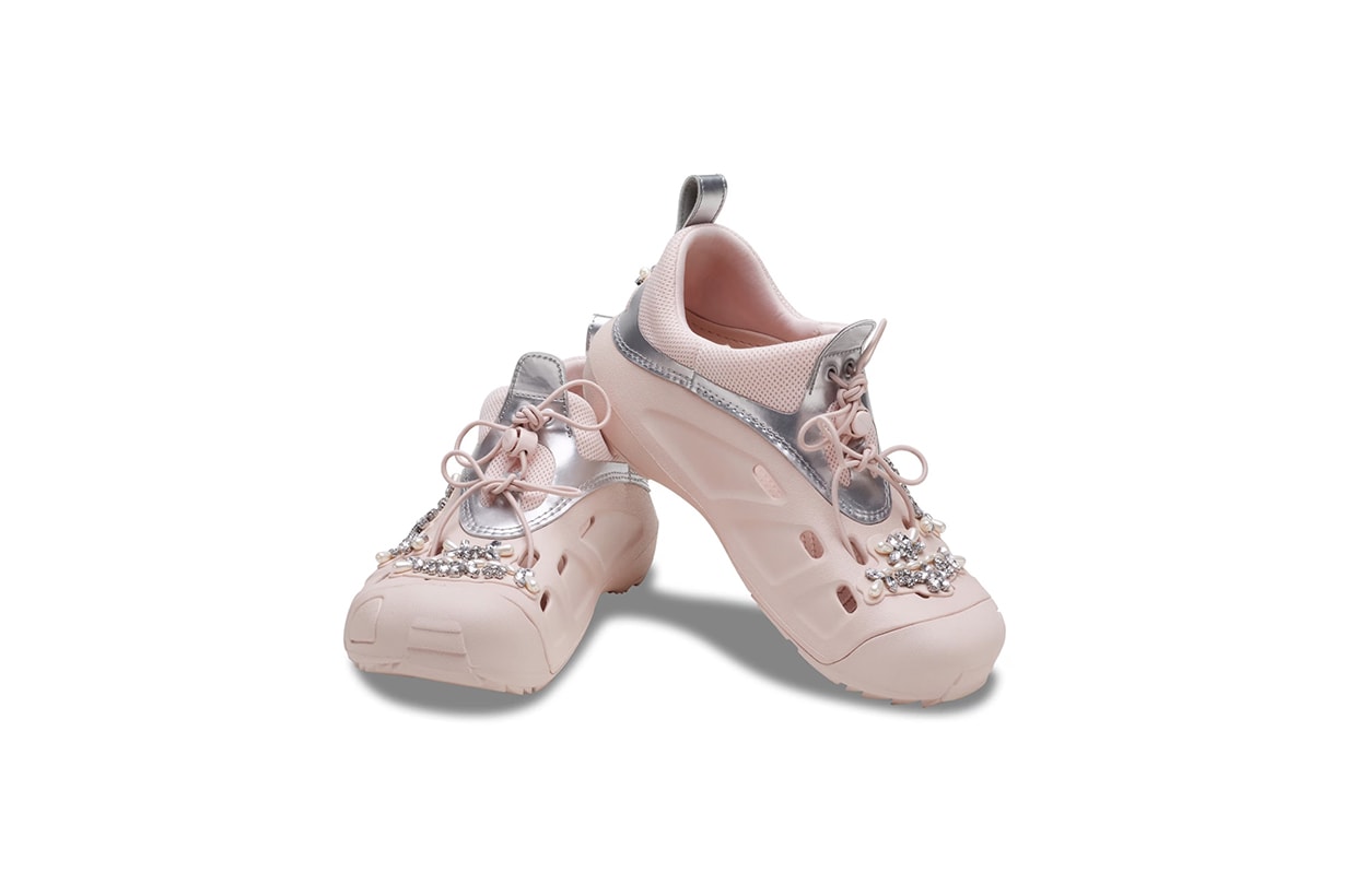大秀上引起矚目：Simone Rocha x Crocs 首次夢幻聯名，發售消息終於曝光！ - POPBEE