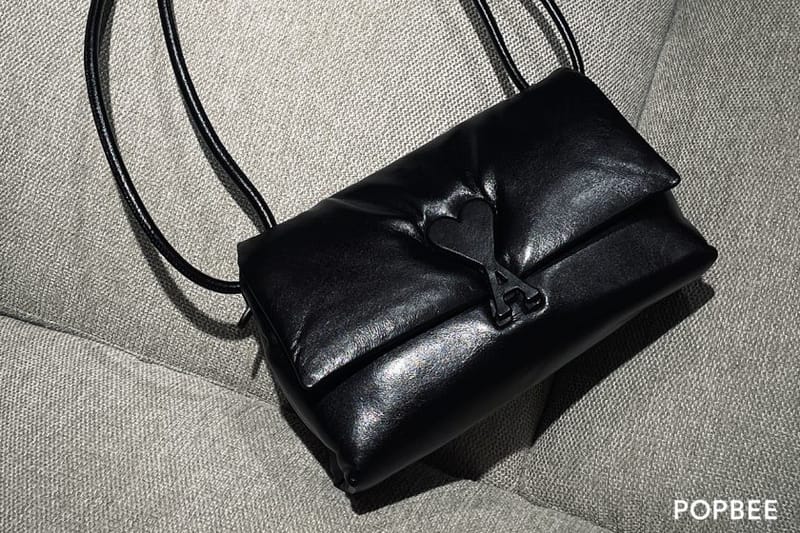 惹法國女生喜愛的 AMI 來台灣了：快閃店在哪裡？不只 Logo 基本款好逛，Popbee 私心推這 3 款手袋！ - POPBEE