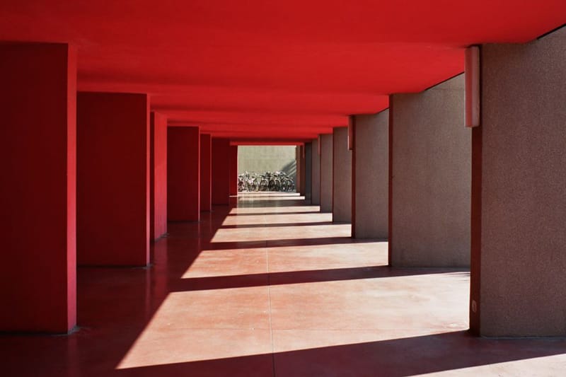 以故事連結建築與攝影：走進 Peter Liao《An Archive Of All Things Relevant》攝影特展！ - POPBEE