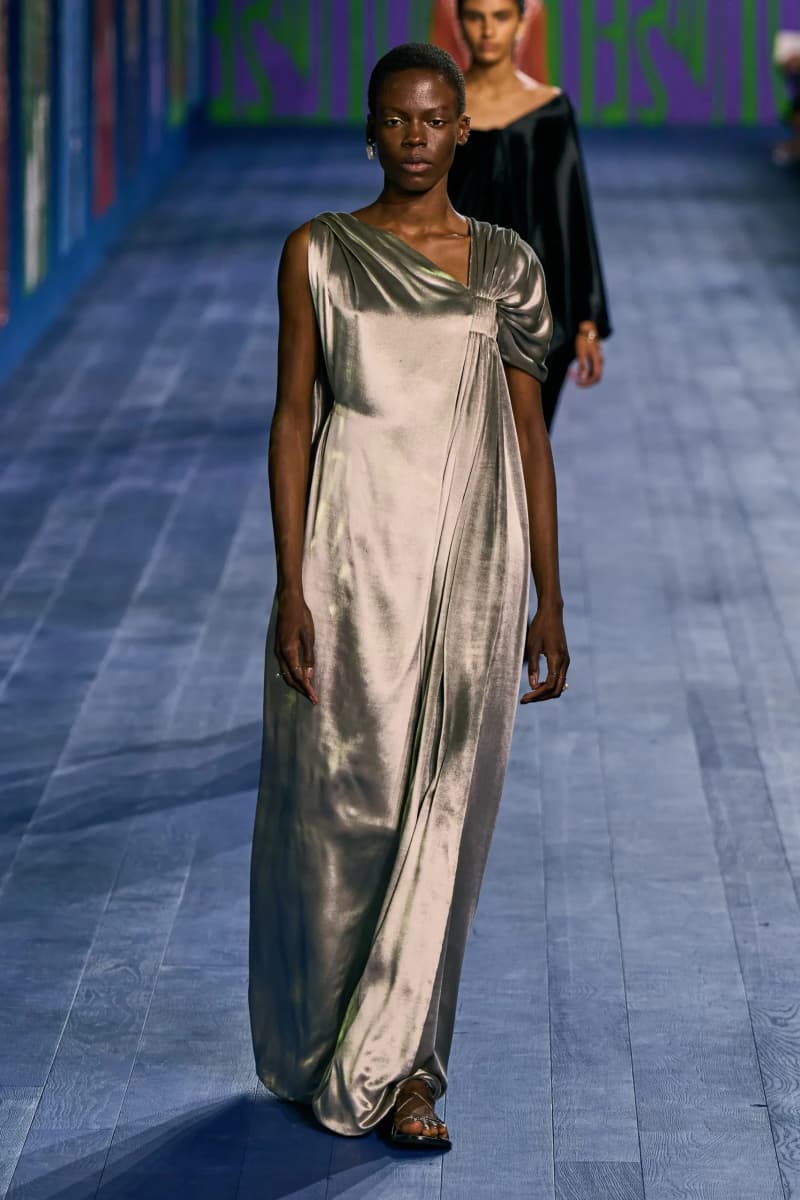 Dior 巴黎高訂大秀：將我們化身古希臘女神，在披肩下美得恣意性感！ - POPBEE