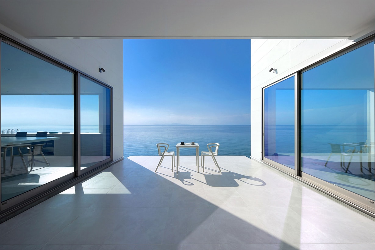 每扇窗景都美到令人屏息：住進這間日本海岸別墅，來場屬於自己的浪漫逃亡。 - POPBEE