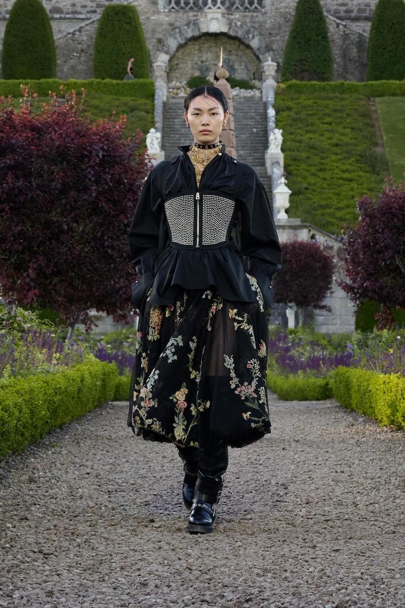 Dior 2025 早春度假大秀為什麼選址蘇格蘭？如蒙太奇般切換 70 年前 Dior 先生的設計！ - POPBEE
