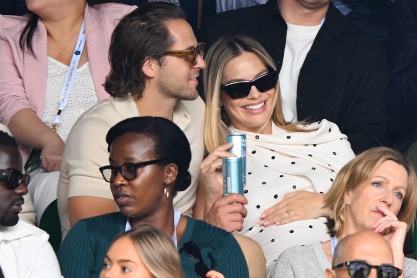 Margot Robbie 懷孕更美了！優雅 Alaïa 圓點洋裝觀賞溫布頓，與老公互動甜蜜 100%！ - POPBEE