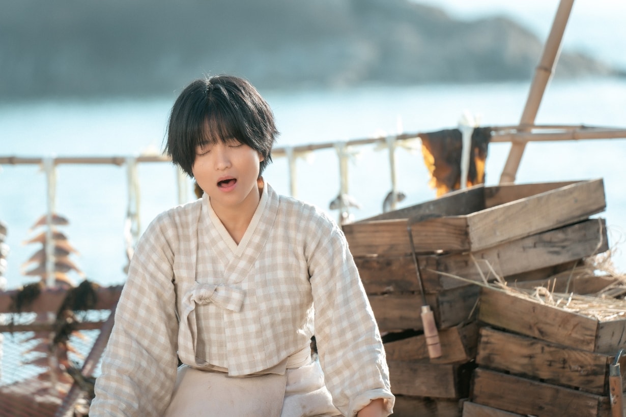 話題韓劇《正年》不只看哭觀眾：鄭恩彩扮男裝的帥氣姿態，更是成為熱搜話題！ - POPBEE