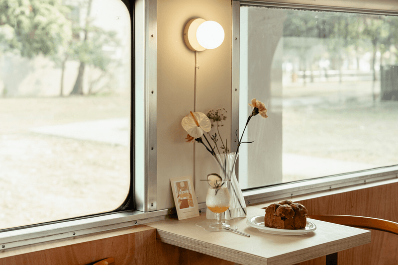 藏在火車上的麵包咖啡店：高雄可愛新地標 Horli Cafe 悄悄開始試營運了！ - POPBEE