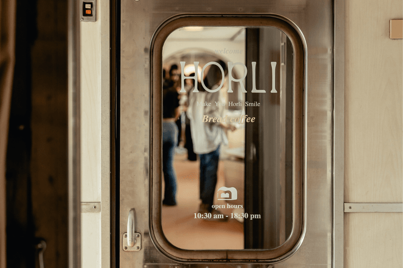 藏在火車上的麵包咖啡店：高雄可愛新地標 Horli Cafe 悄悄開始試營運了！ - POPBEE