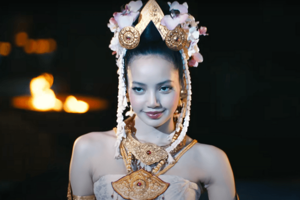Lisa 以演員之姿驚喜登場:預告釋出,人氣影集《白蓮花大飯店》第 3 季前往泰國! Popbee