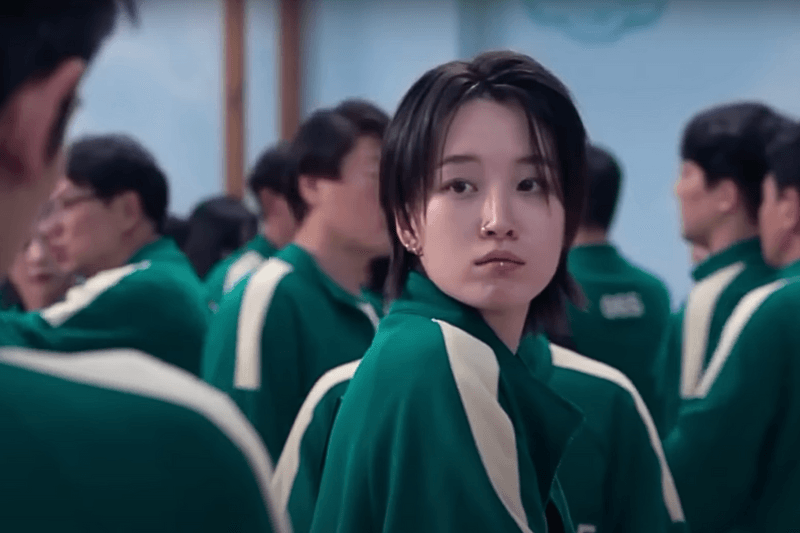 《魷魚遊戲》第二季中爆紅的帥女生：為了出演 380 號，她剪去了一頭長髮率性登場！ - POPBEE