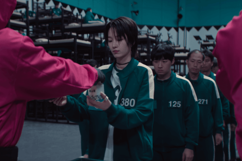 《魷魚遊戲》第二季中爆紅的帥女生：為了出演 380 號，她剪去了一頭長髮率性登場！ - POPBEE