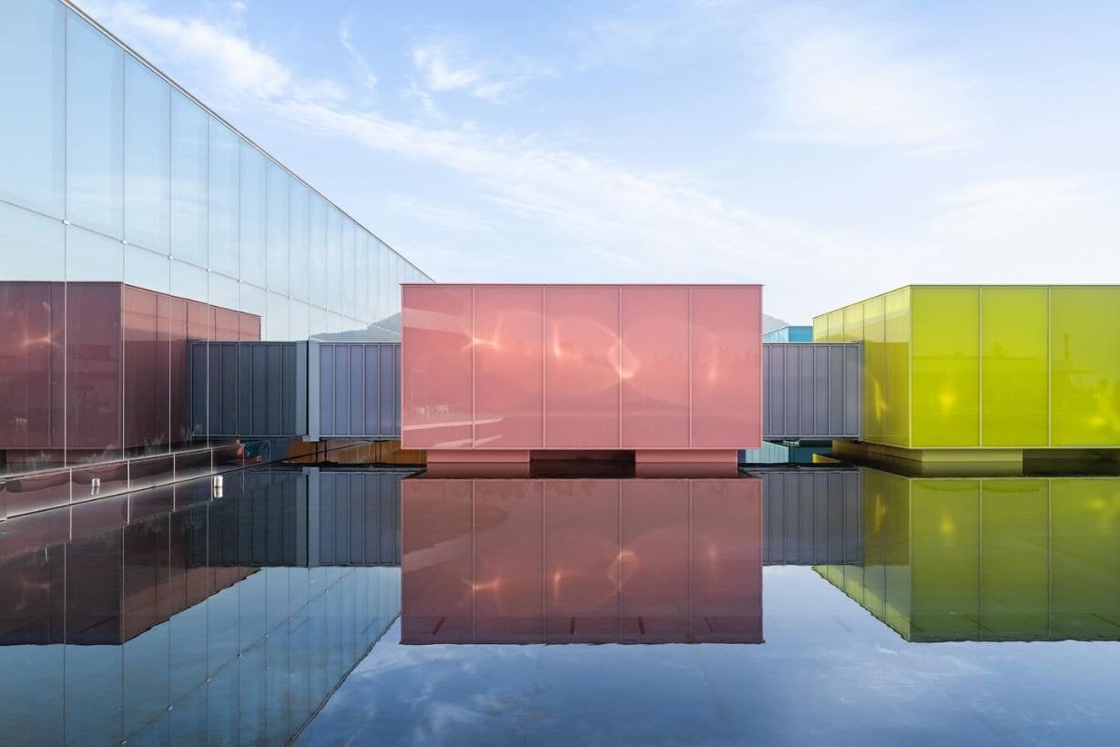 2024「世界最美美術館」：必訪位於日本的下瀨美術館，宛如漂浮在水中的彩色立方！ - POPBEE