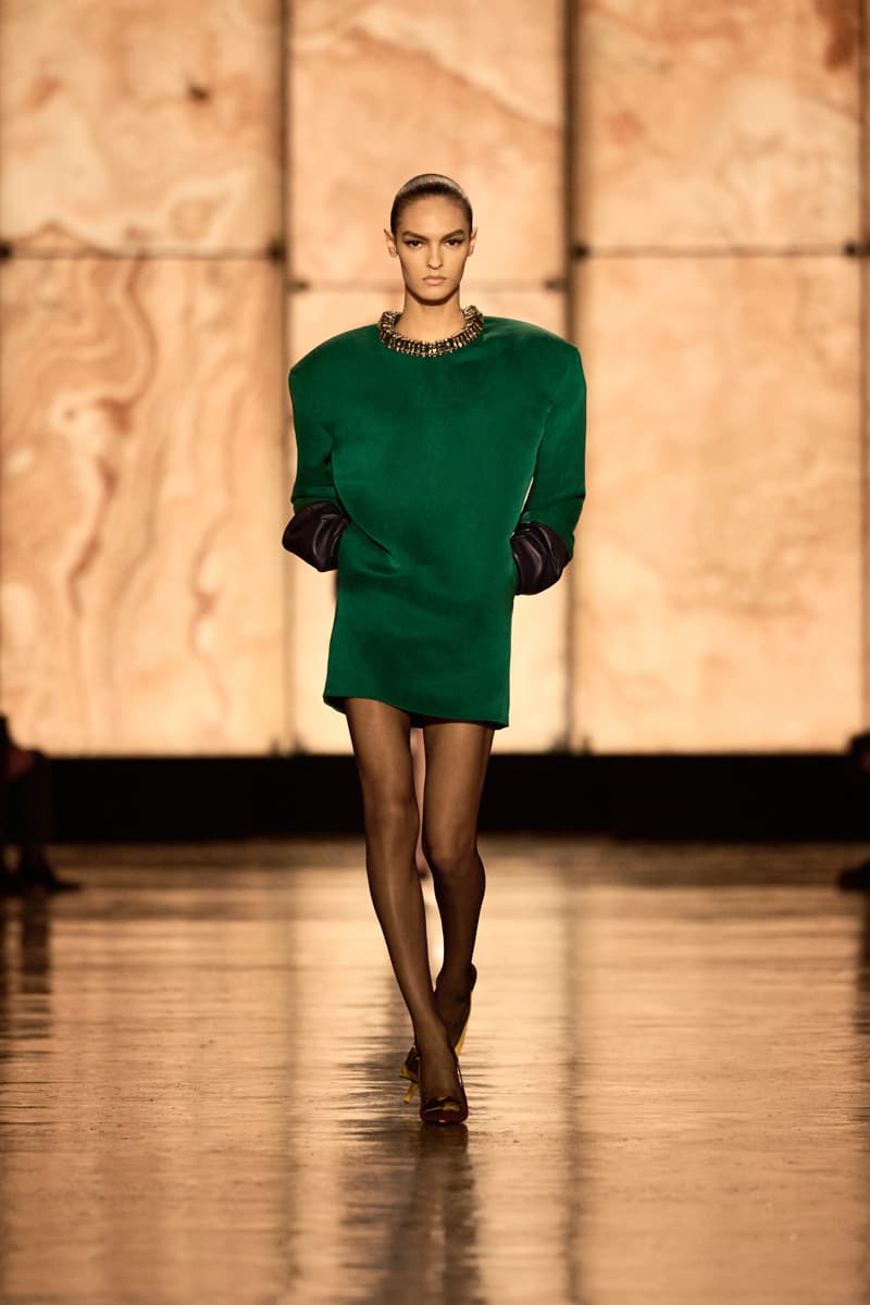 #PFW：化繁為簡，氣勢不減！2025 秋冬一起迷上 Saint Laurent 式的性感輪廓 - POPBEE