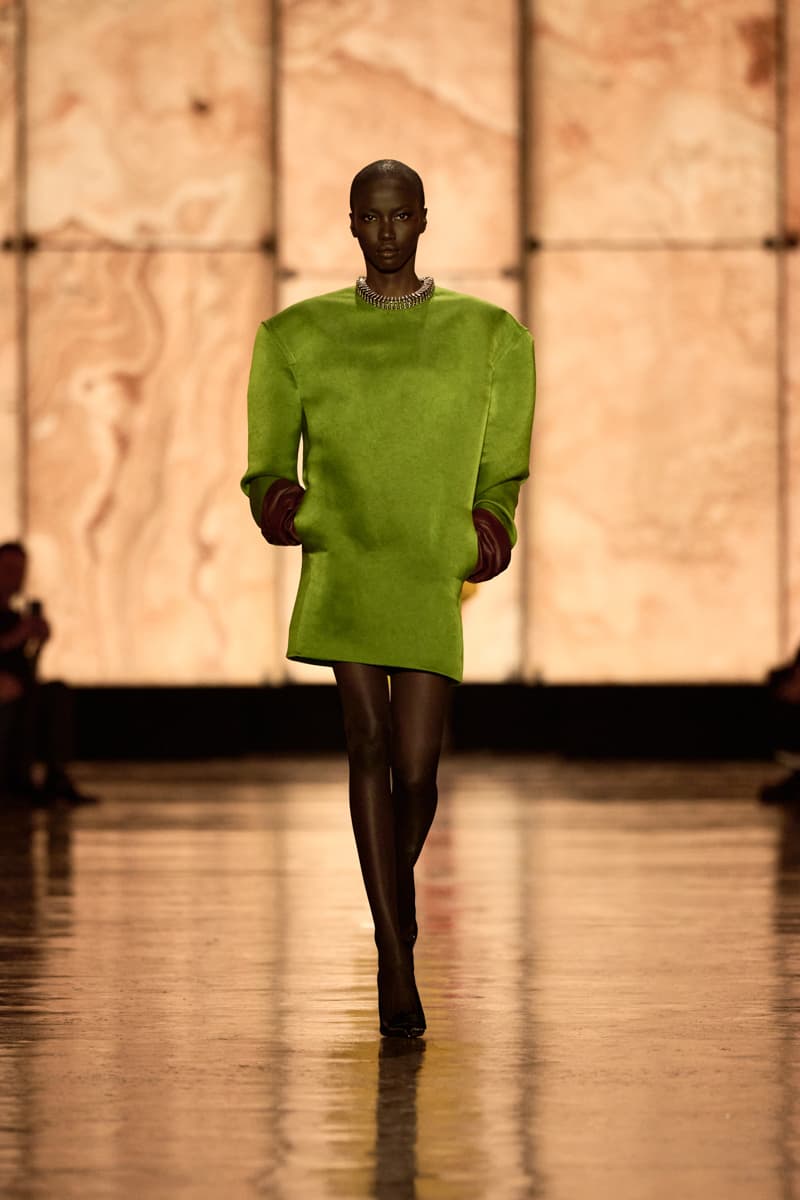 #PFW：化繁為簡，氣勢不減！2025 秋冬一起迷上 Saint Laurent 式的性感輪廓 - POPBEE