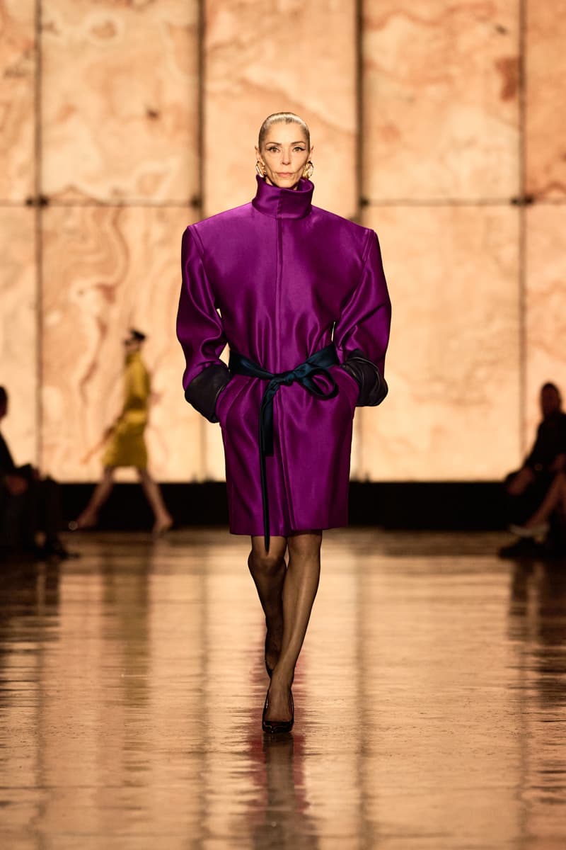 #PFW：化繁為簡，氣勢不減！2025 秋冬一起迷上 Saint Laurent 式的性感輪廓 - POPBEE