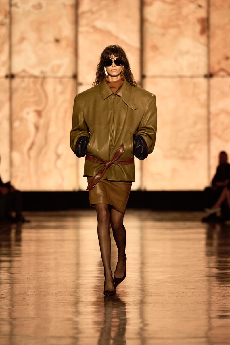 #PFW：化繁為簡，氣勢不減！2025 秋冬一起迷上 Saint Laurent 式的性感輪廓 - POPBEE