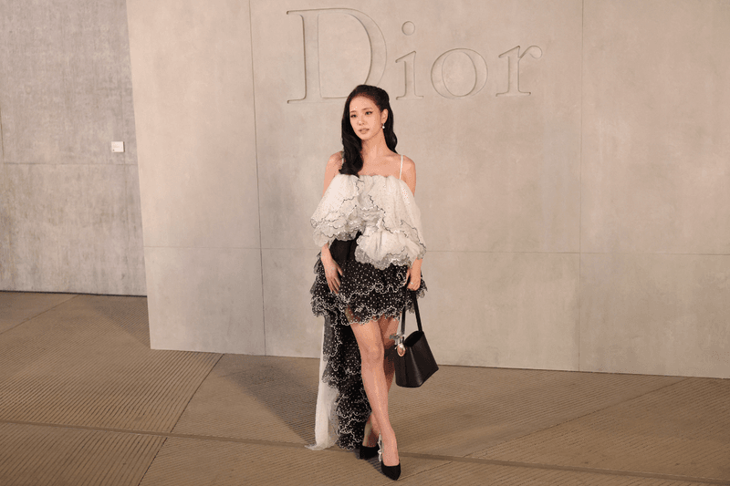 Jisoo 現身 Dior 洛杉磯早春大秀：拎上 Médaillon 黑色水桶包，以法式優雅再次寫下時髦範本 - POPBEE