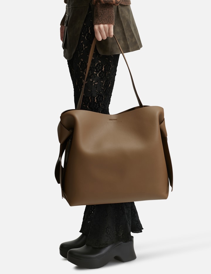 Acne Studios - Midi Musubi Shoulder Bag | HBX - HYPEBEAST 為您搜羅全球潮流時尚品牌