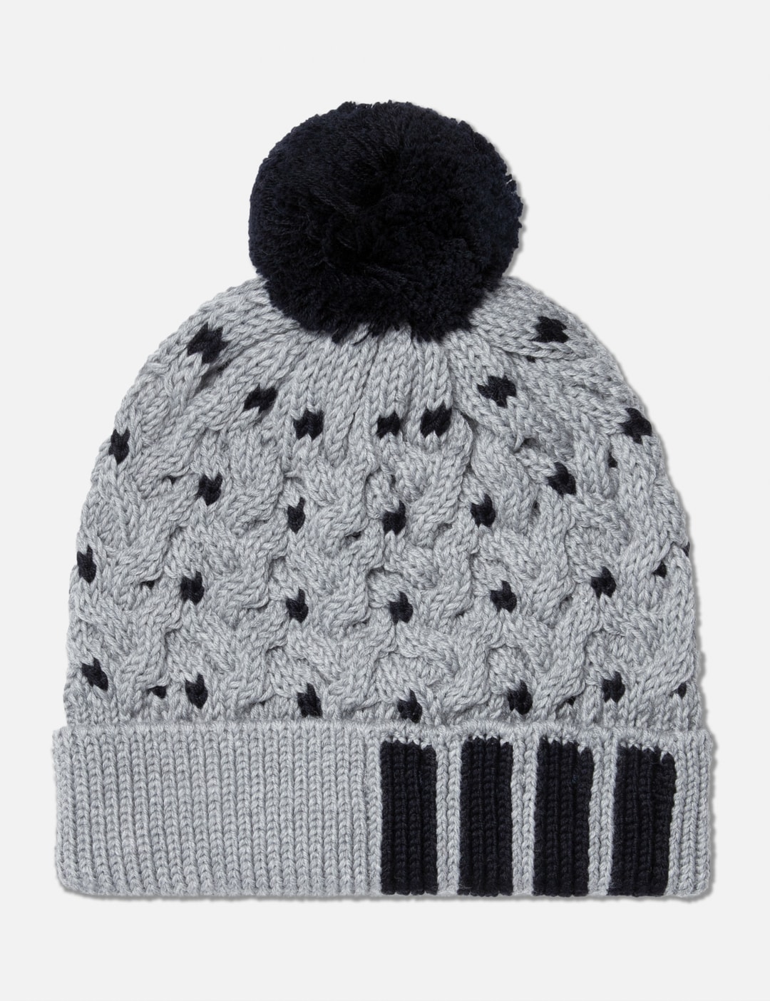 톰브라운 - CABLE HAT IN MERINO WOOL W/ 4 BAR STRIPES INTARSIA AND POM POM | HBX