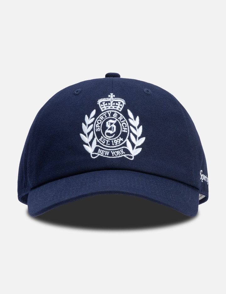 Sporty & Rich NY Crest Hat - 纯棉六片式棒球帽，饰有徽章刺绣与可调节帽围。 | HBX