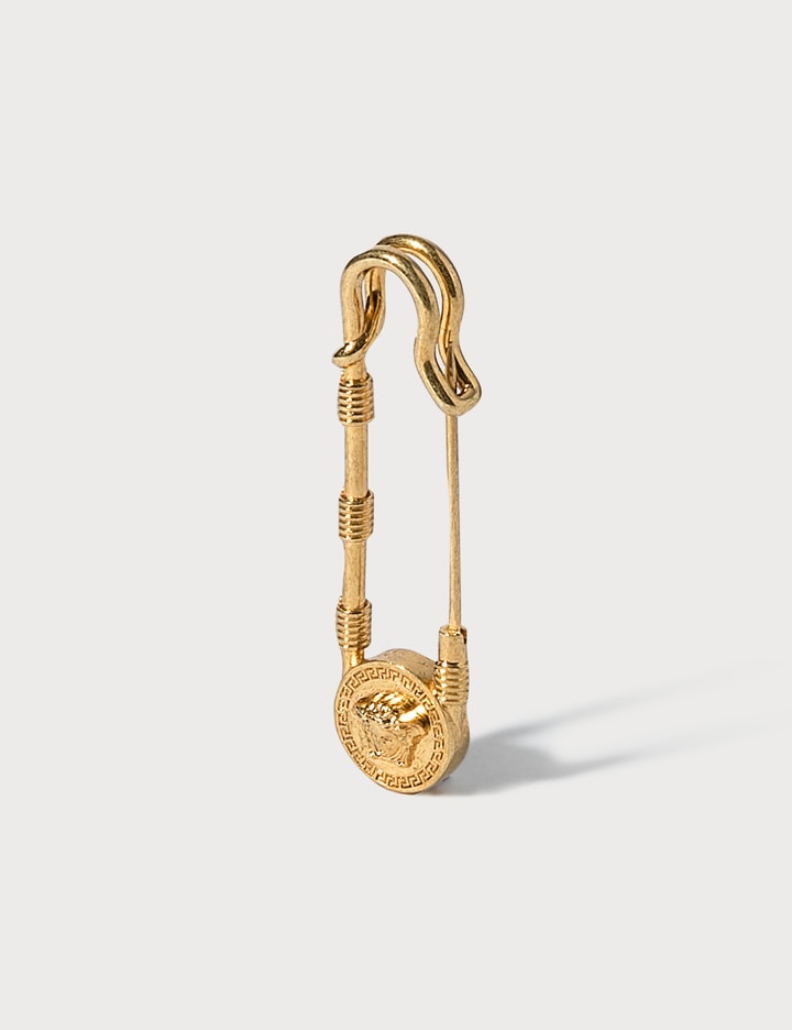 Versace - Safety Pin Brooch | HBX - HYPEBEAST 為您搜羅全球潮流時尚品牌