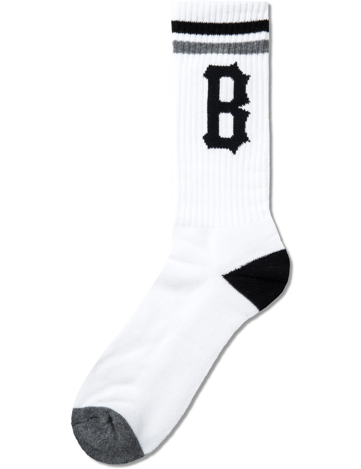 Black Scale - White B Logo Socks | HBX - HYPEBEAST 為您搜羅全球潮流時尚品牌