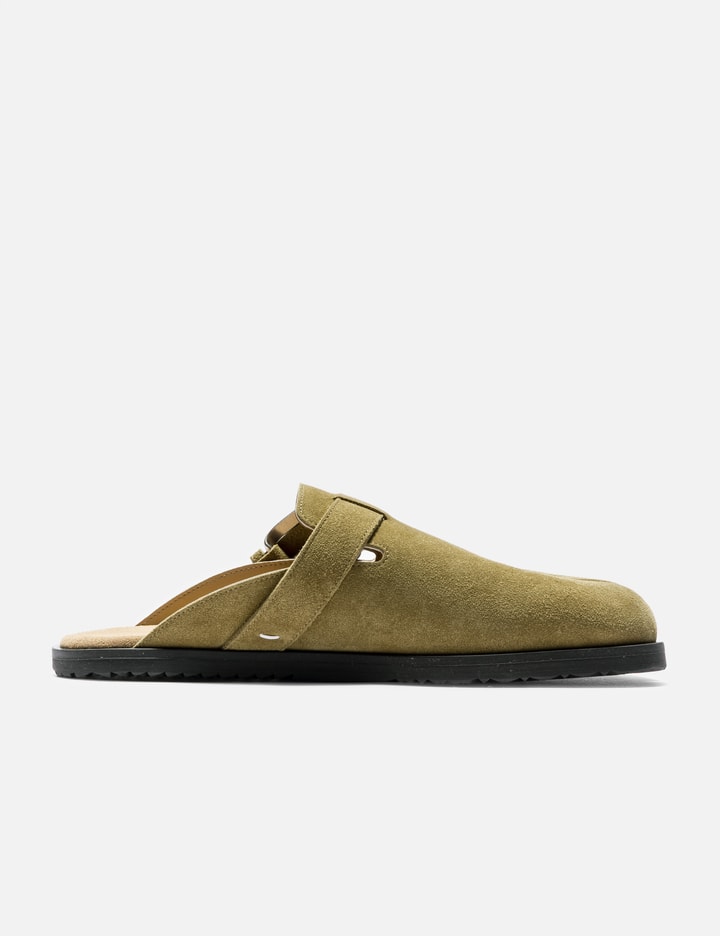 Maison Margiela Tabi Daily Mule - 麂皮分趾穆勒鞋，搭配银色搭扣宽带与舒适鞋床，轻松演绎日常前卫格调。 | HBX