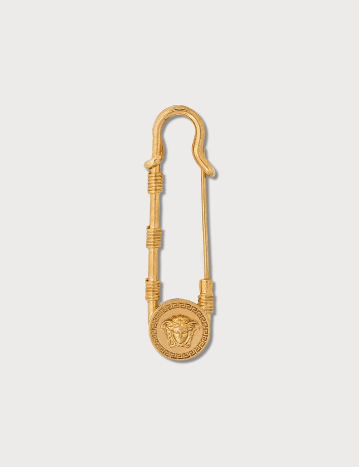 Versace - Safety Pin Brooch | HBX - HYPEBEAST 為您搜羅全球潮流時尚品牌