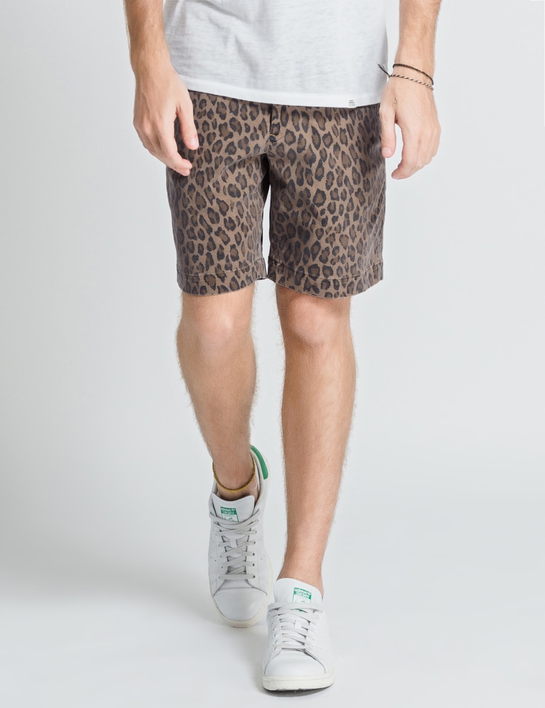 DELUXE - Leopard "Gallop" Shorts | HBX - HYPEBEAST 為您搜羅全球潮流時尚品牌