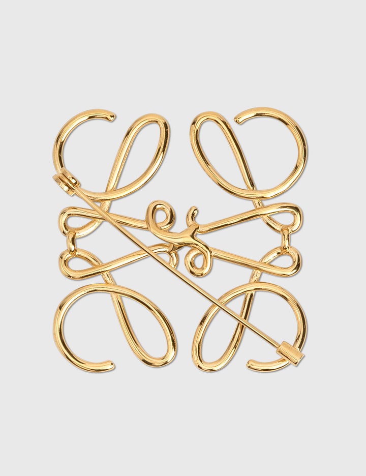 Loewe - ANAGRAM BROOCH | HBX - HYPEBEAST 為您搜羅全球潮流時尚品牌
