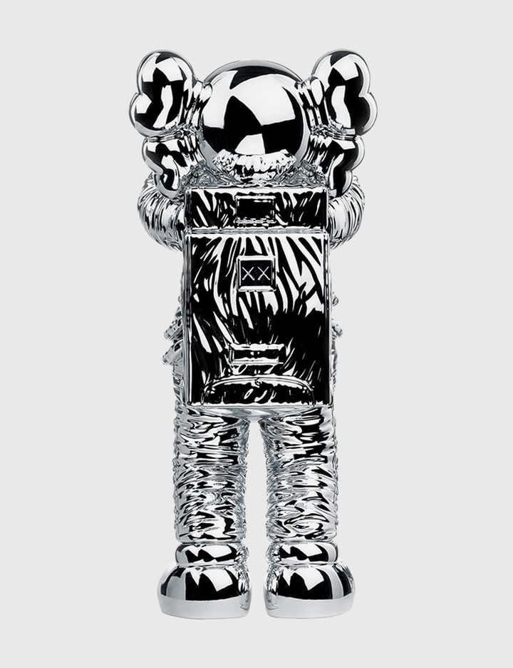 KAWS - KAWS HOLIDAY SPACE FIGURE | HBX - ハイプビースト(Hypebeast)が厳選したグローバル ...