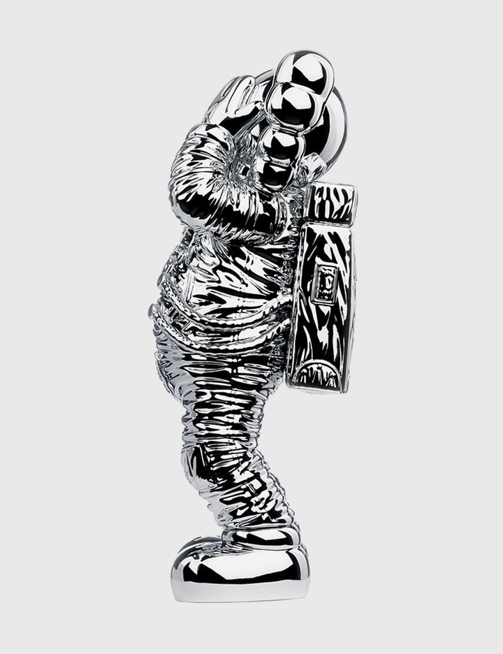 KAWS - KAWS HOLIDAY SPACE FIGURE | HBX - ハイプビースト(Hypebeast)が厳選したグローバル ...