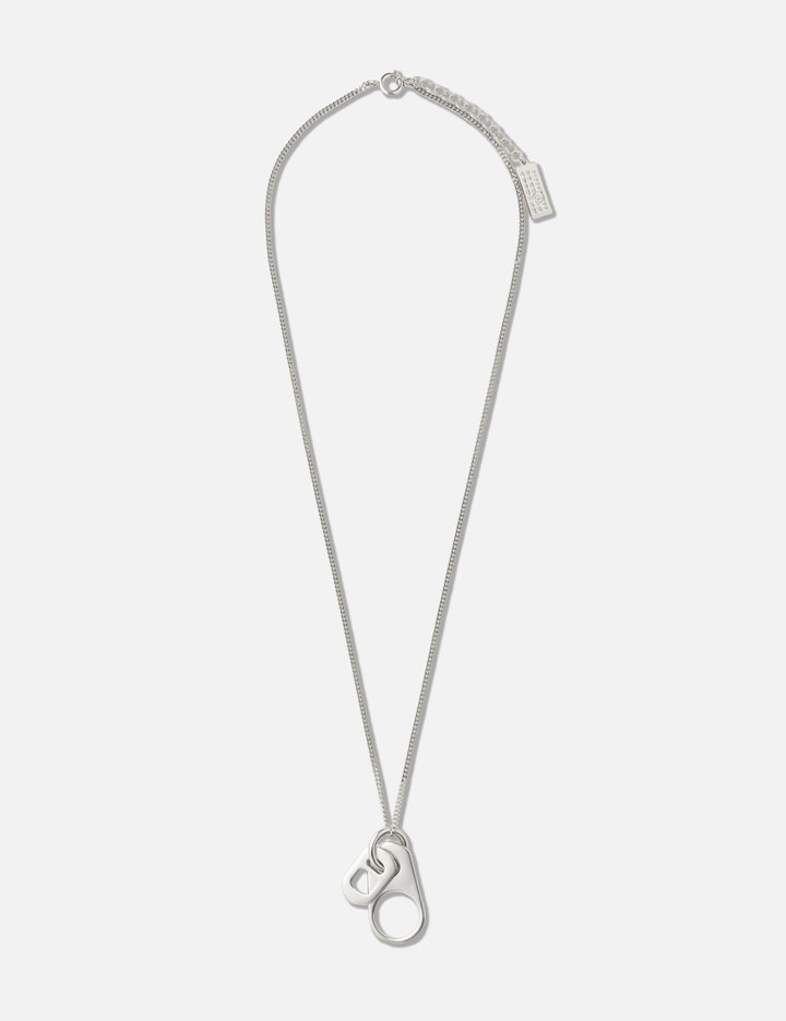 MM6 Maison Margiela Bottle Cap Necklace - 复古瓶盖吊饰项链，黄铜钯色饰面，日常造型吸睛点缀 | HBX