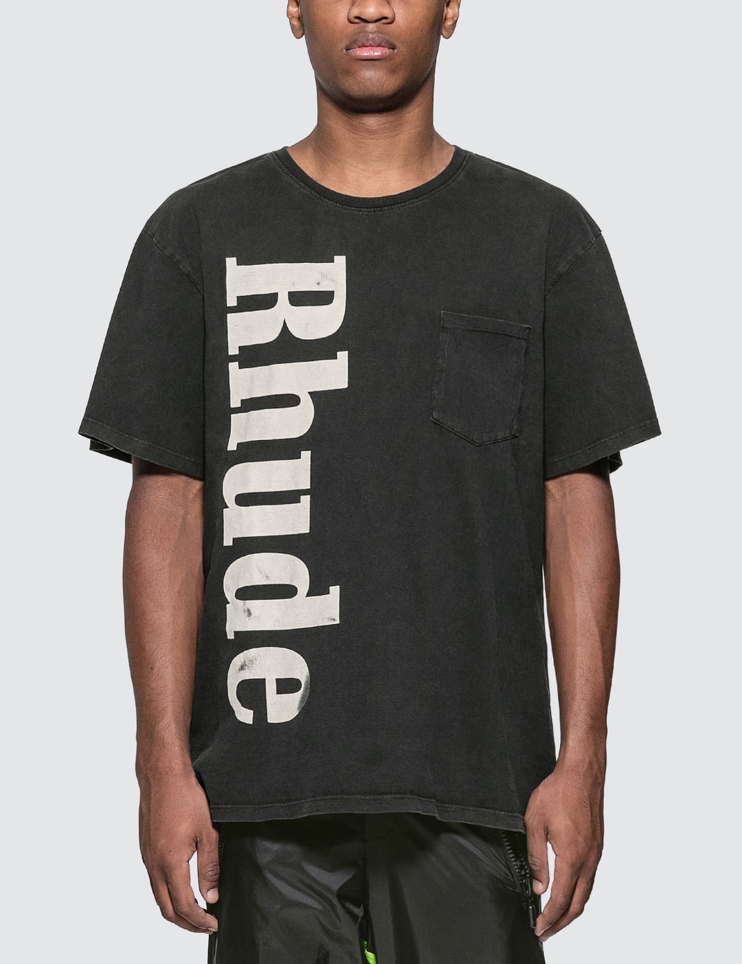 Rhude - Vertical Logo Pocket T-Shirt | HBX - 하입비스트가 엄선한 글로벌 패션&라이프스타일