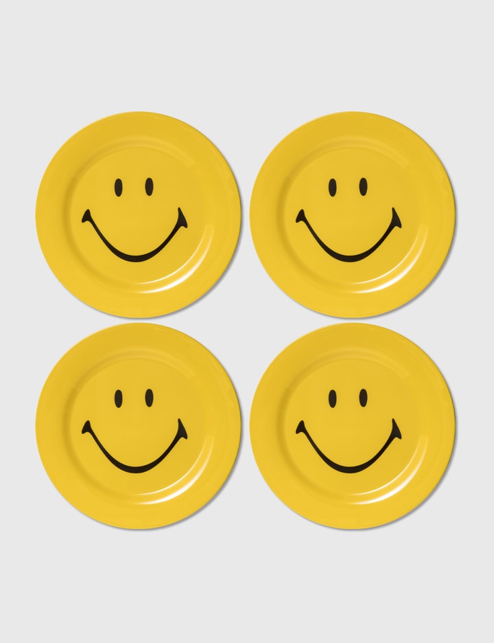 Market - Smiley® Plate 4 Piece Set | HBX - HYPEBEAST 為您搜羅全球潮流時尚品牌